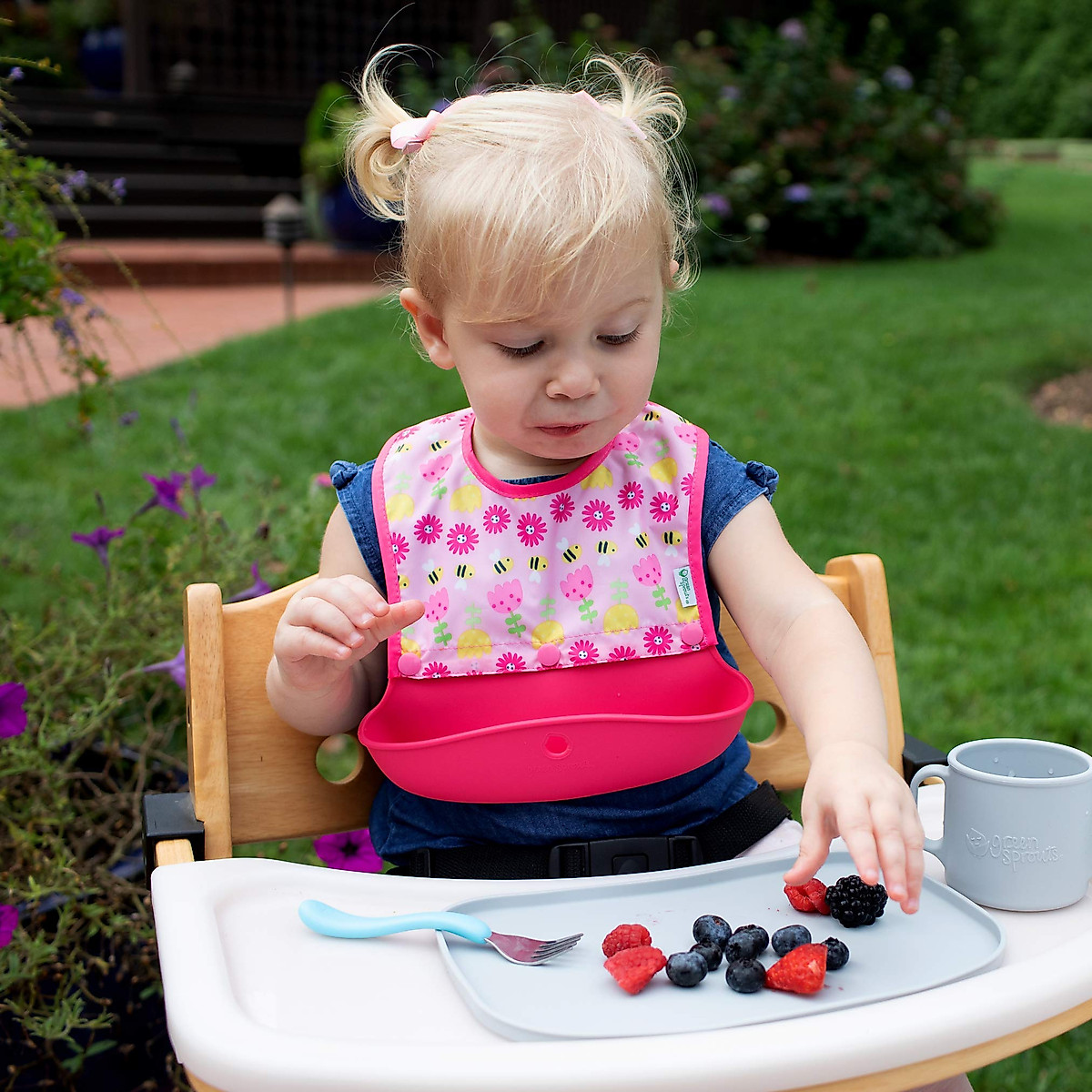 green sprouts Snap & Go Silicone Food-Catcher Bib, Soft, Waterproof Top + Scoop, Roll Up for Easy Travel, Made Without PVC, Formaldehyde, AZO Dyes, Pink, One Size