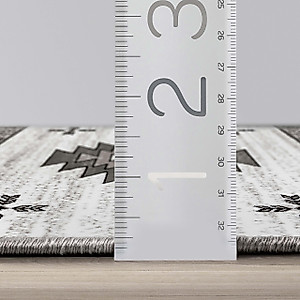 Well Woven Southwestern Rodrigo 5'3" x 7'3" Grey Area Rug