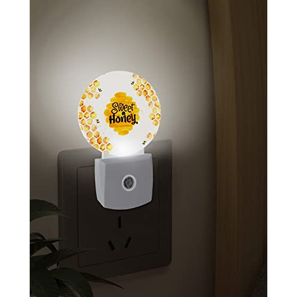 ILYBEEN Farm Sweet Honey Bee with Honeycomb LED Night Lights Plug-in Nightlight with Auto Dusk to Dawn Sensor, Hexagon on Burlap Cotton Round Lamp for Bedroom,Hallway,Bathroom
