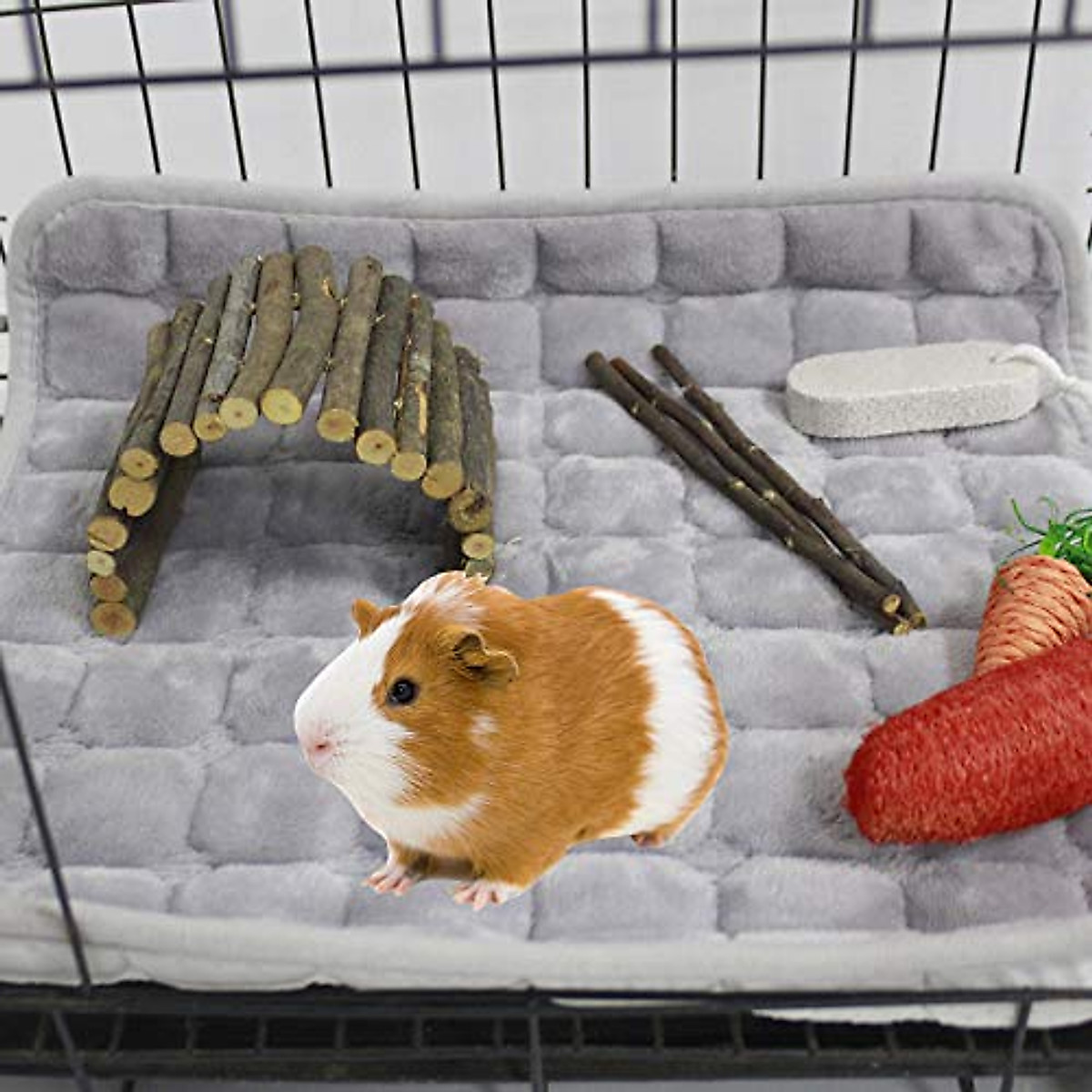 Hamiledyi Guinea Pig Fleece Cage Liners - 4 Pack Washable Guinea Pig Pee Pads, Reusable and Anti Slip Guinea Pig Bedding Fast Absorbent Pee Pad for Small Animals with Broom and Dustpan