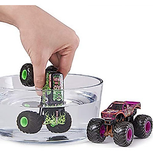 Monster Jam, Official Grave Digger vs. Calavera Color-Changing Die-Cast Monster Trucks, 1:64 Scale