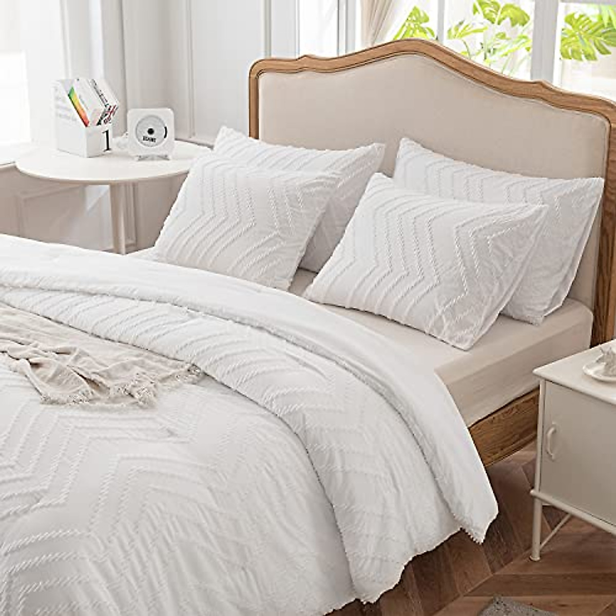 SLEEPBELLA Queen Comforter Set - White Tufted Bedding - Lightweight & Fluffy All-Season Comforter for Queen Bed (90x90In Comforter & 2 Pillowcases)