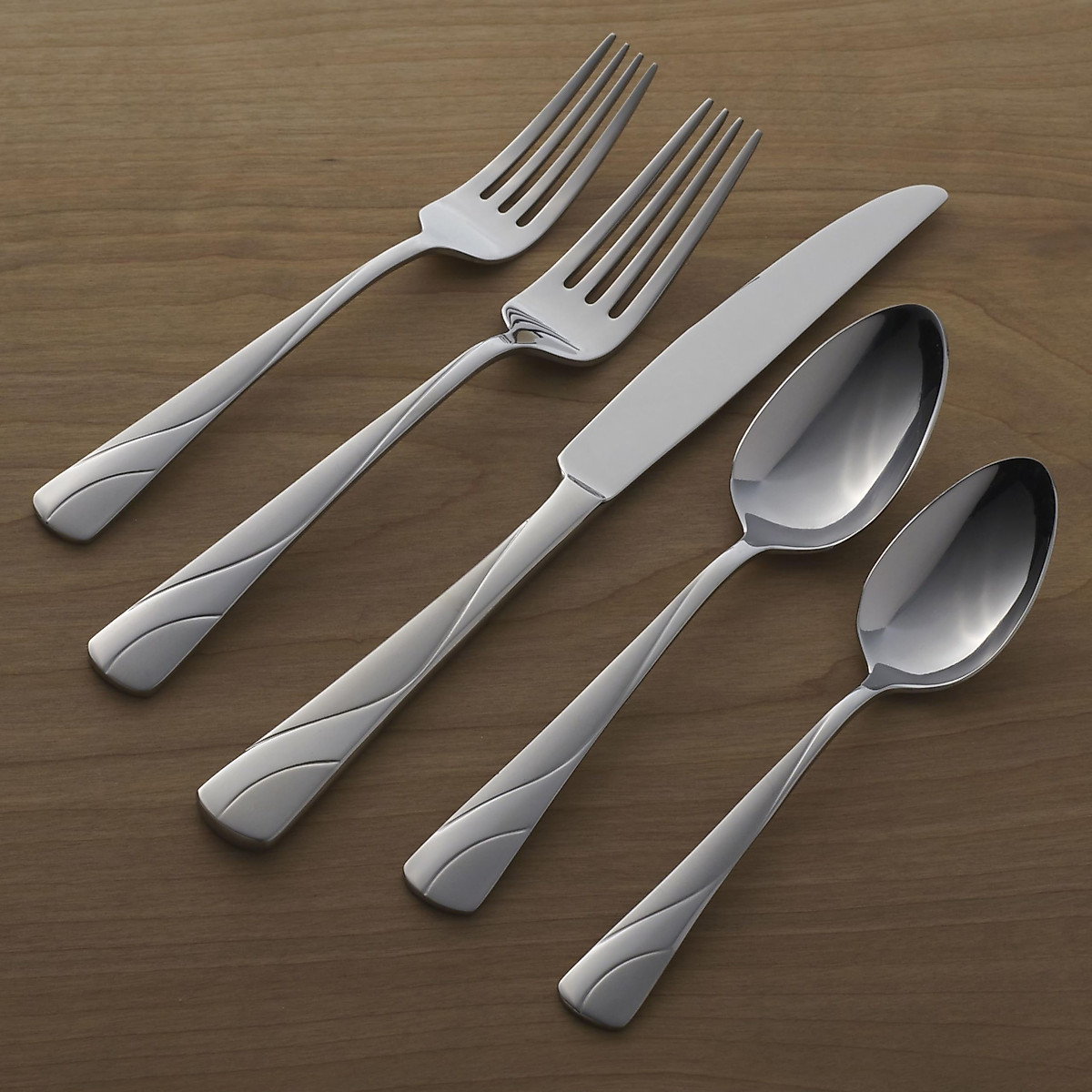 Oneida River 20 Piece Everyday Flatware, Service for 4 18/0 Stainless Steel, Silverware Set