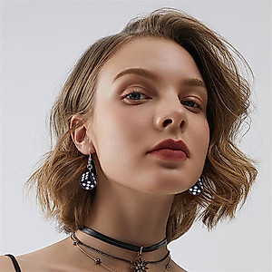 Menglisi2 Pairs Dice Earring Contracted Sieve Disco Dancing Earrings Punk Resin Black White Cube Dice Casino Drop Earrings Funny Geometric 3D Dice Dangle Earrings for Women Girl