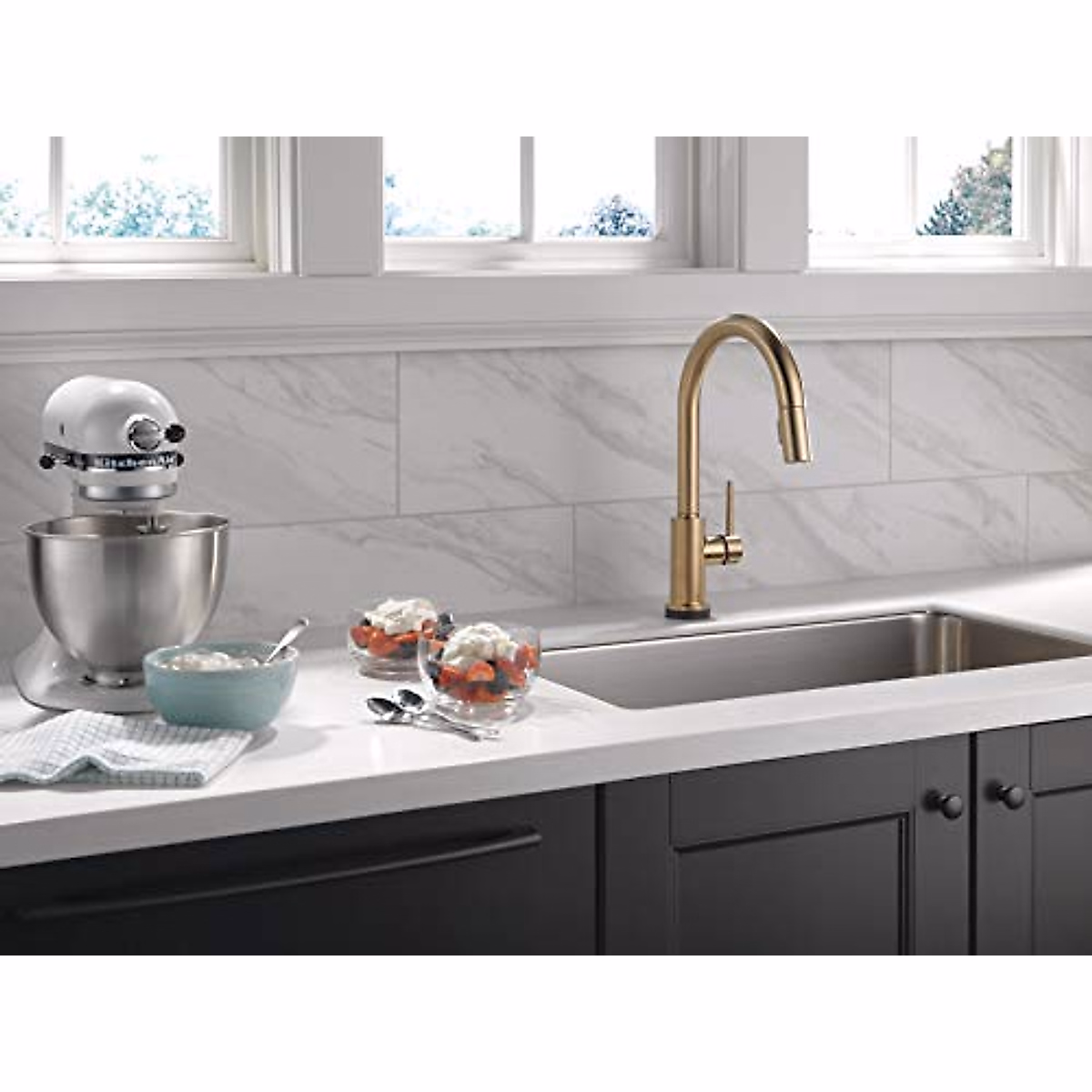 Delta Faucet Trinsic Gold Kitchen Faucet Touch, Touch Kitchen Faucets with Pull Down Sprayer, Kitchen Sink Faucet, Faucet for Kitchen Sink, Touch2O Technology, Champagne Bronze 9159T-CZ-DST