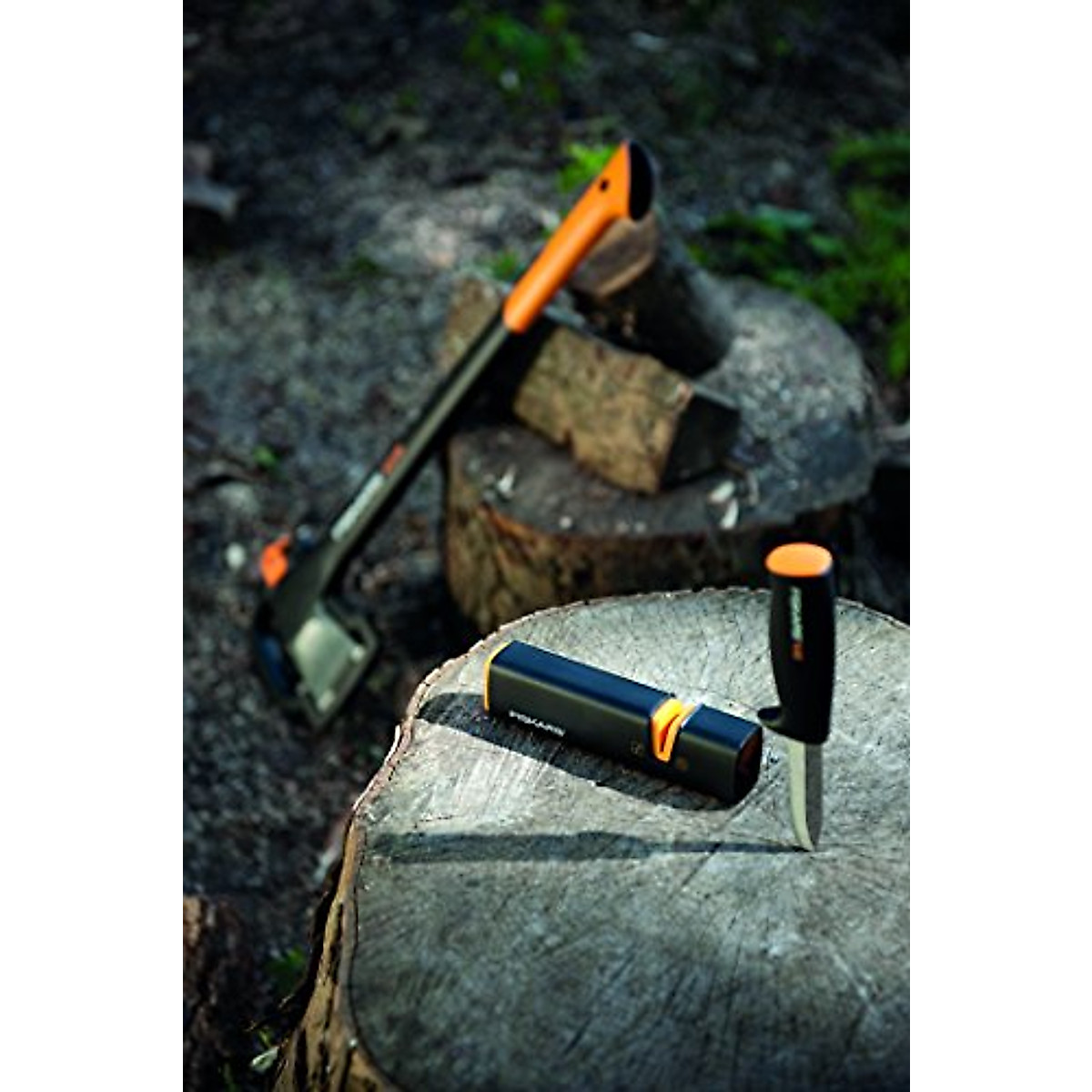 Fiskars XSharp Axe and Knife Sharpener, Ceramic sharpening stone/Fiberglass reinforced plastic case, Black/Orange, 1000601