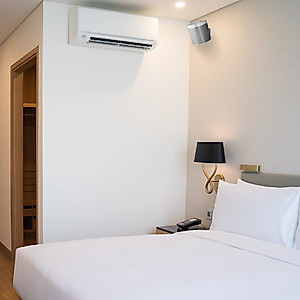 Play 1 Wall Mount, White, Compatible with Sonos Play:1 Only, Adjustable Swivel & Tilt Mechanism, Mounting Bracket includes All Fixings