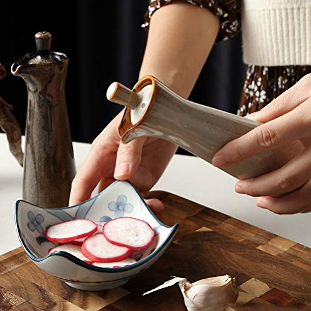 Cabilock Ceramic Soy Sauce Bottle Porcelain Vinegar Pot Olive Oil Pot Container Dispenser Beauty Cosmetic Storage Jar for Home and Salon White