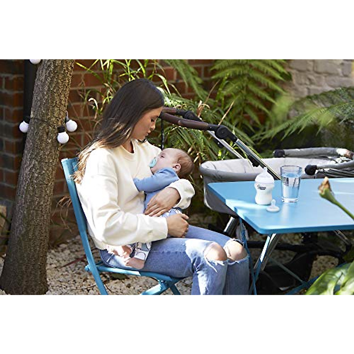 Tommee Tippee Ultra-Light Silicone Pacifier, Symmetrical One-Piece Design, BPA-Free Silicone Binkies, 0-6m, 4-Count