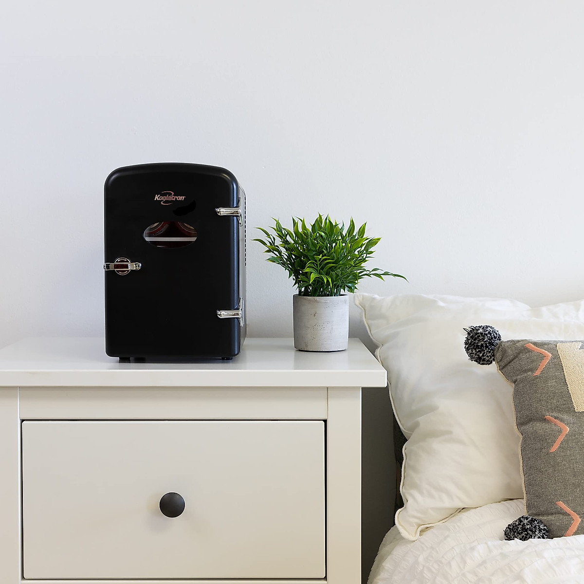 Koolatron Retro Portable Mini Fridge 4 Liter/6 Can AC/DC Thermoelectric Cooler for Skincare, Cosmetics, Medications, Dorm, Home, Room and Travel (Black)