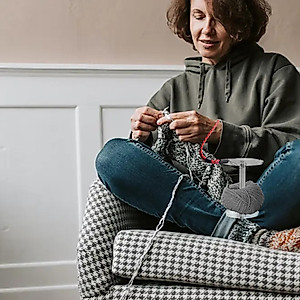 HingoFuni Portable Wrist Yarn Holder with Wrist Strap, Detachable Acrylic Yarn Holder Storage Organizer Prevents Tangling and Misalignment, Supplies for Knitting, Ideal Gift for The Craft Lovers