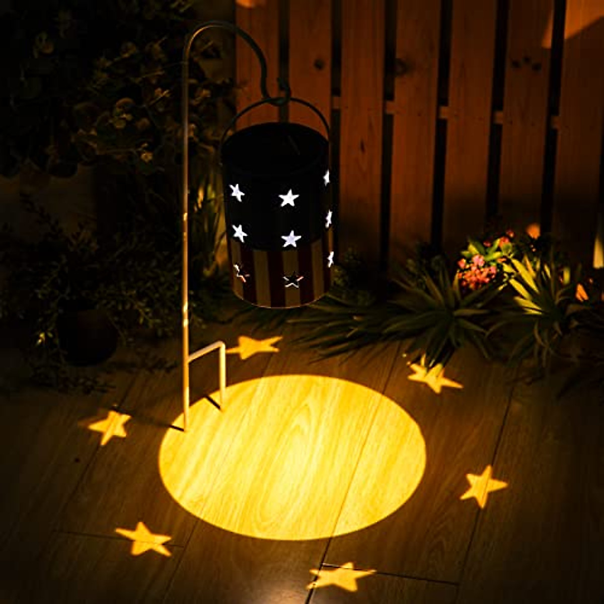 Patriotic Lantern Hanging Solar Lantern American Patriotic Independence Day Garden Lantern Outdoor Lantern Decorative Waterproof LED Solar Patriotic Flag Lights Garden Stakes Tabletop Lamp