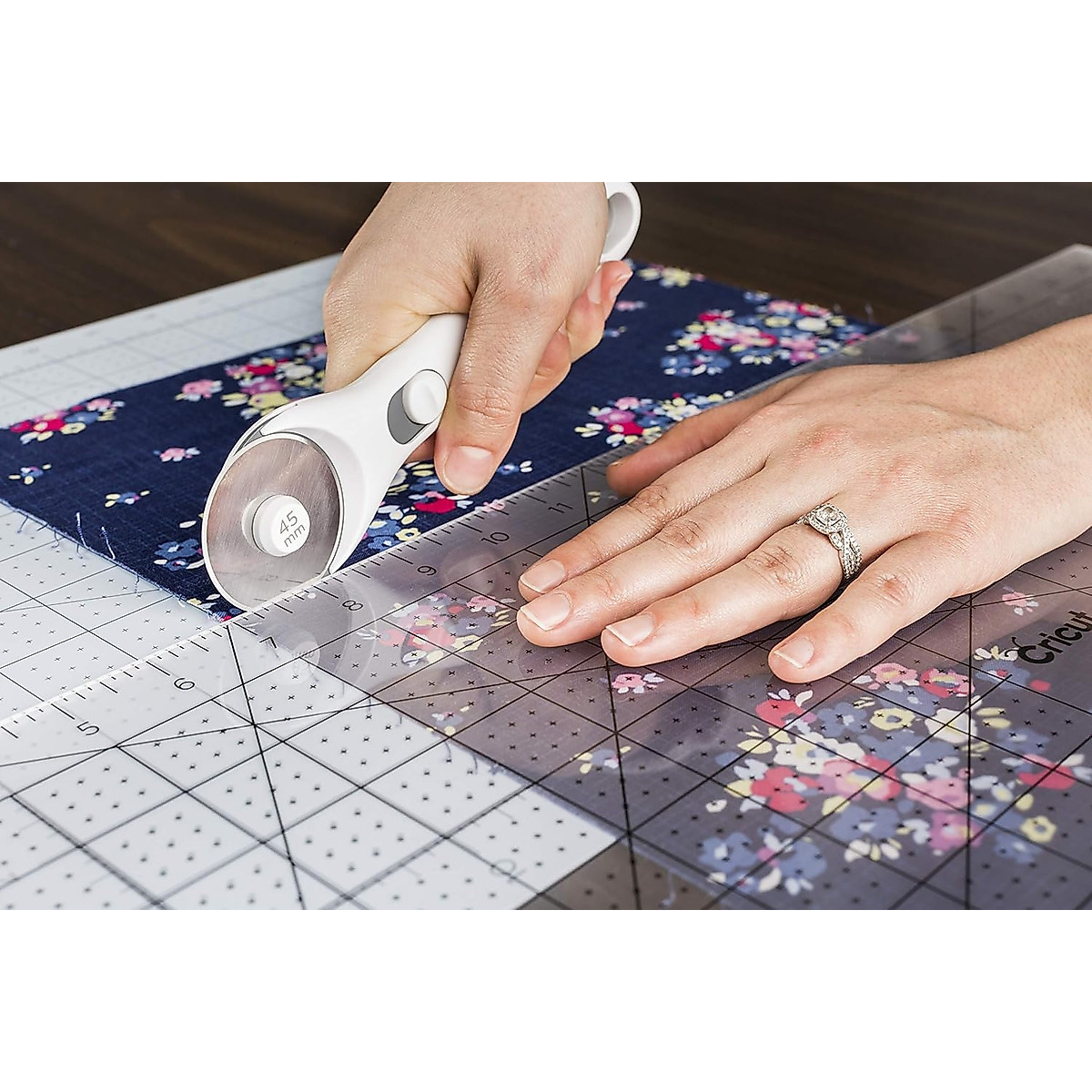Cricut Rotary Cutter - Rotary Cutter for Fabric, Sewing and Quilting Projects - Compatible For Both Right- and Left-Handed Use - [45mm]