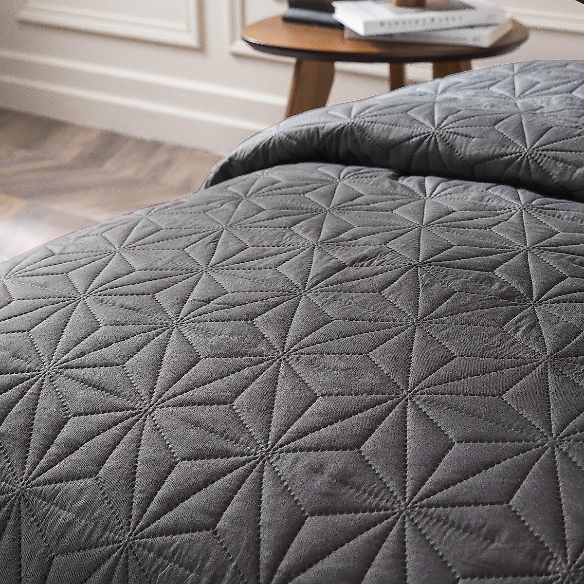 Whale Flotilla King Size Quilt Bedding set, Soft Grey King Quilts Bedspreads for ALL Seasons, Lightweight Geometric Star Pattern Coverlets - 3 Pieces(1 Quilt, 2 Pillow Shams)