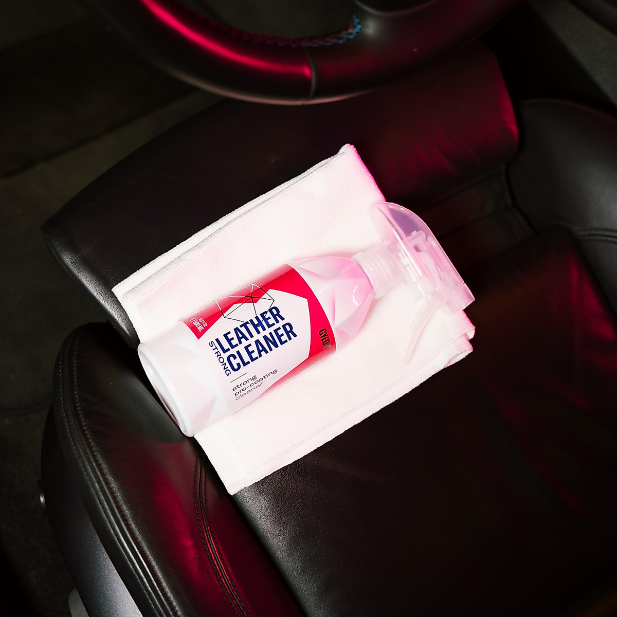 GYEON Leather Cleaner Strong 500 ml - Strong Car Leather Cleaner Safe for All Leather Types - Remove Dirt and Oil from All Leather to Prepare for Protection