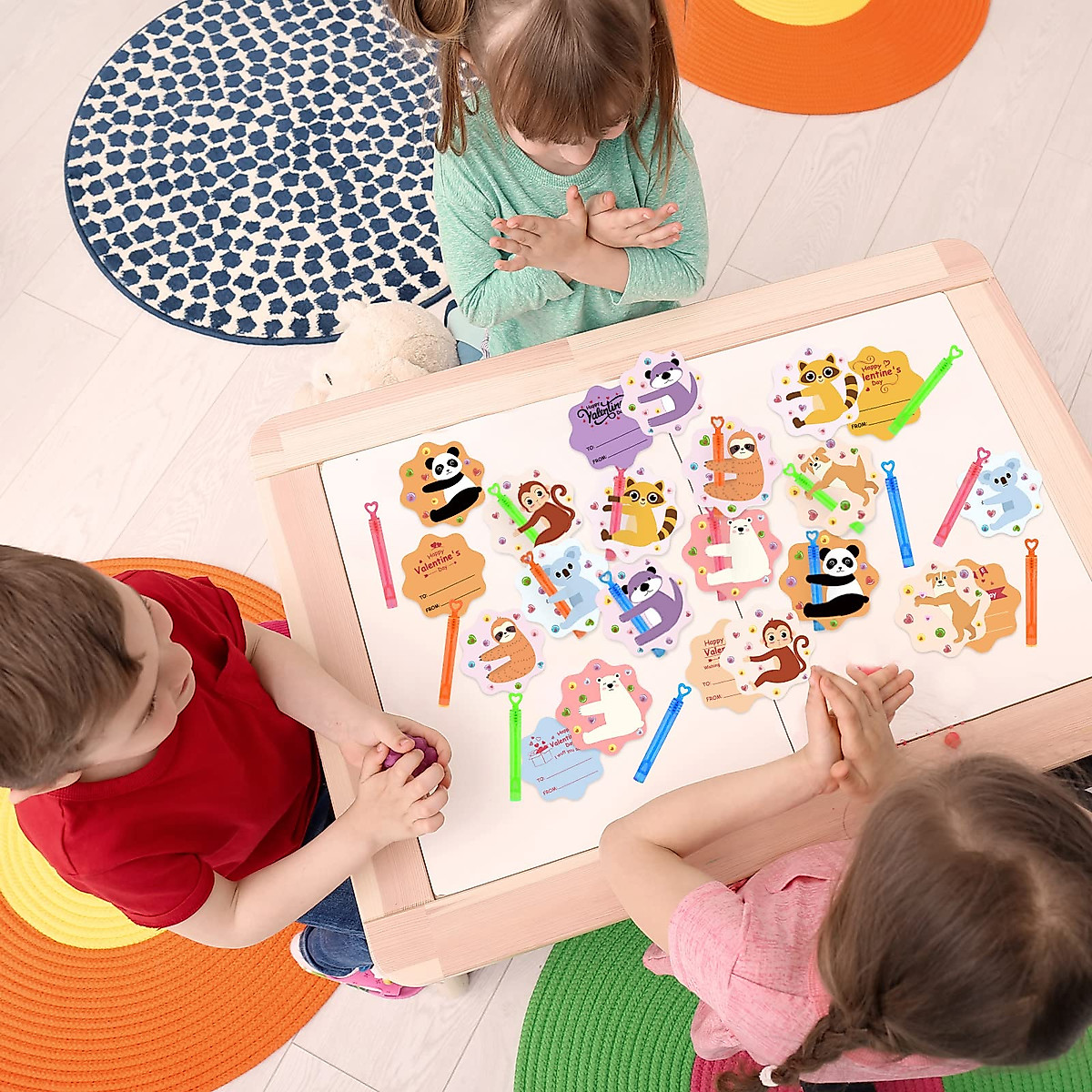 SURCVIO Valentines Day Gifts for Kids, 32 Pack Mini Bubble Wands with Valentines Animal Themes Greeting Cards for Kids, Valentine's Day School Prize Party Favor, Classroom Exchange Gift Set