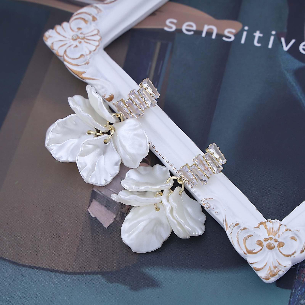 Sttiafay Vintage Crystal Resin Flower Dangle Earrings White Acrylic Flower Earrings Gold Cz Crystal Stud Earrings Weddings Flower Earrings Jewelry for Women and Girls