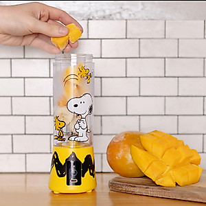 Uncanny Brands Peanuts Snoopy & Woodstock USB-Rechargeable Portable Blender