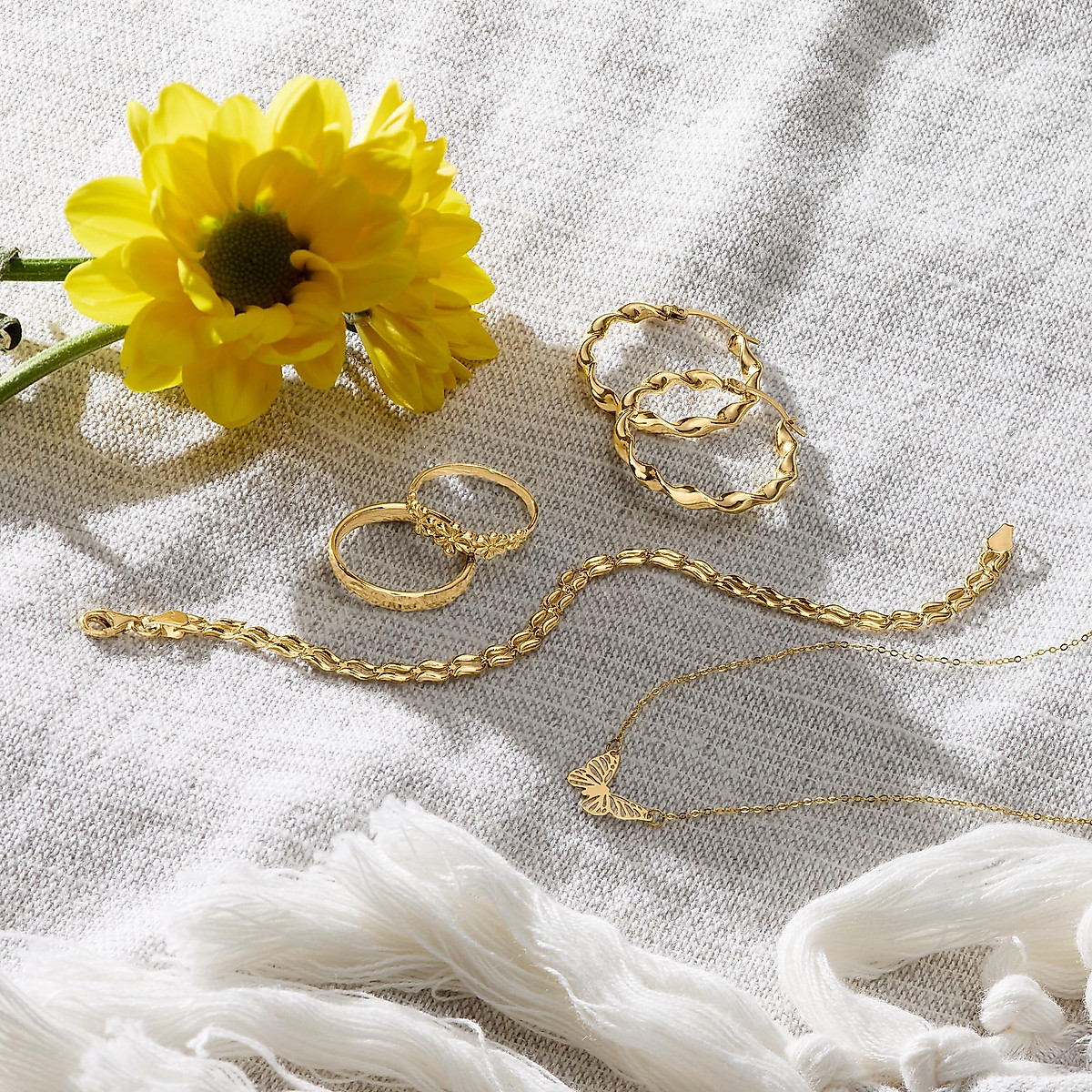 Canaria 10kt Yellow Gold Hammered Ring. Size 8