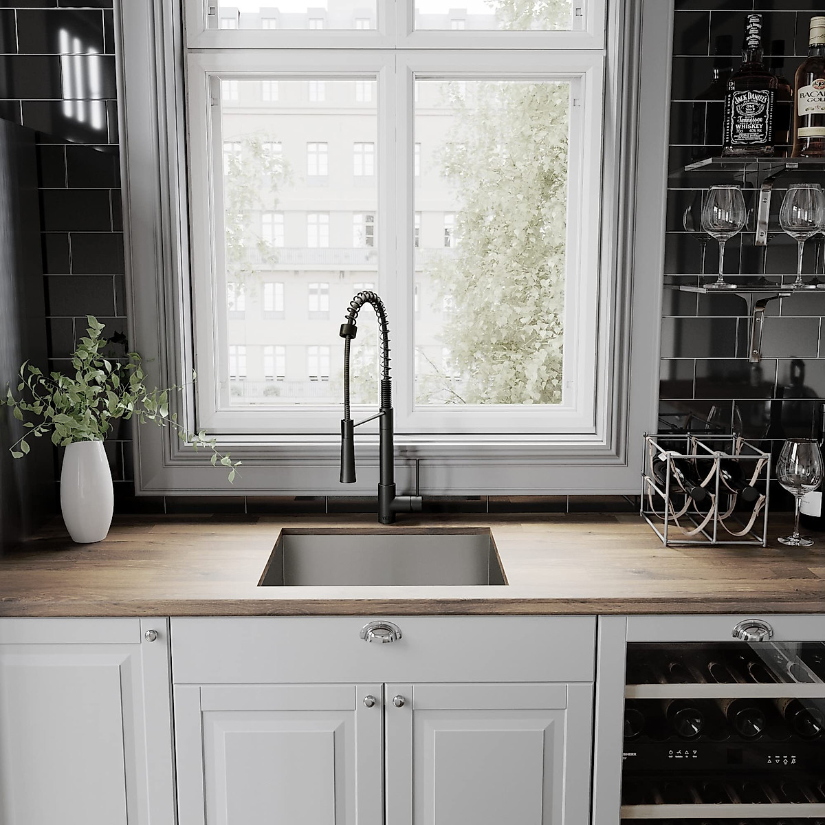 VIGO VG02032MB 22" H Laurelton Single-Handle with Pull-Down Sprayer Kitchen Faucet in Matte Black