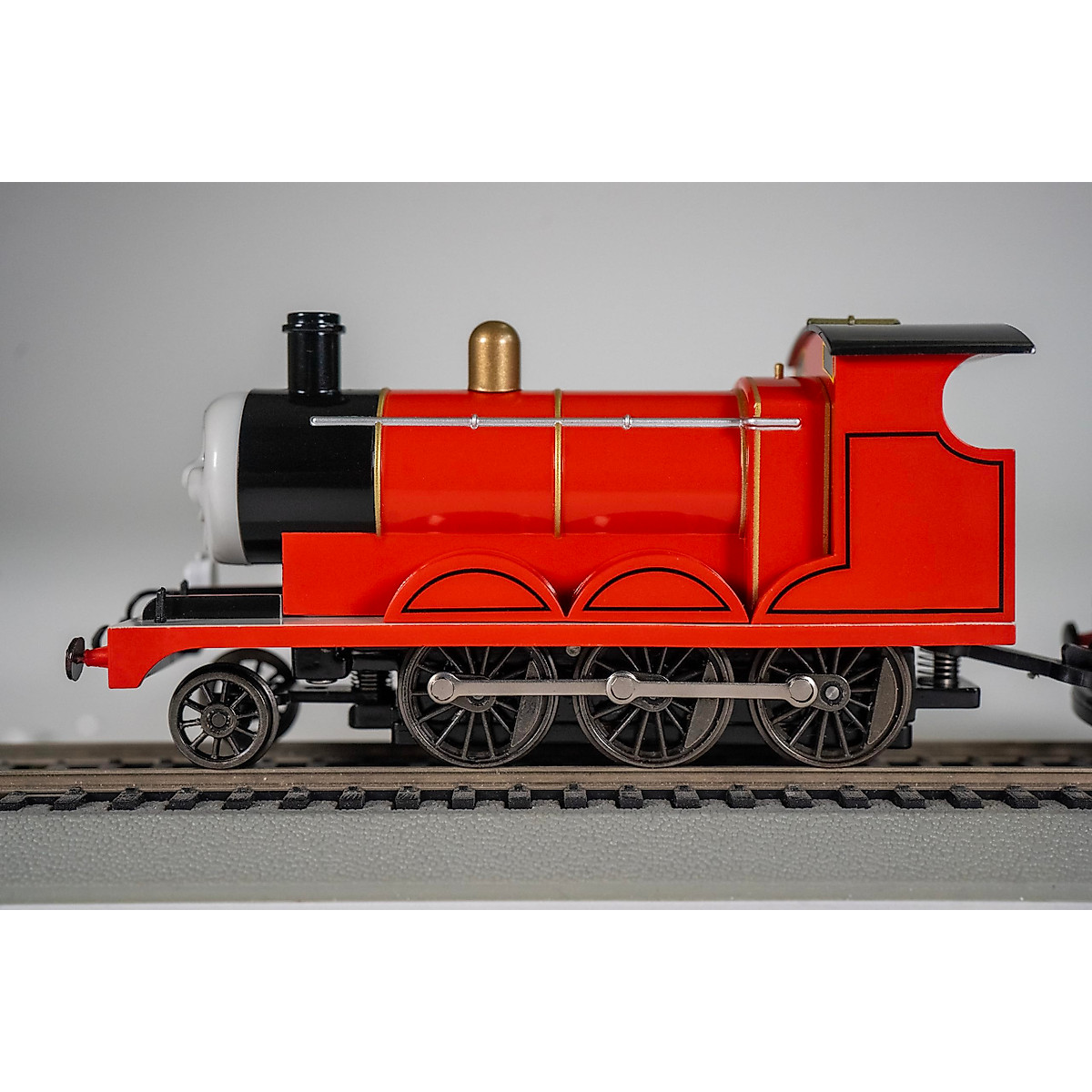 Bachmann Trains - THOMAS & FRIENDS JAMES THE RED ENGINE w/Moving Eyes - HO Scale