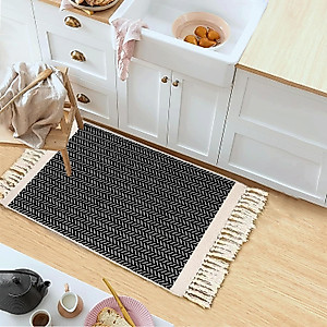 HOYIJA Black Boho Bathroom Rugs Small 2' X 3' Kitchen Rug with Tassels, Reversible Woven Cotton Soft Machine Washable Throw Rug, Farmhouse Non-Shedding Low Pile Carpet for Indoor/Entry/Sink
