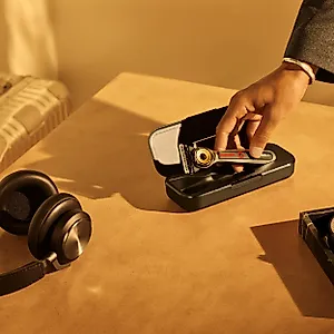 Gillette Heated Razor for Men, Deluxe Travel Shave Kit by GilletteLabs, 1 Handle, 2 Blade Refills, Charging Dock, Case