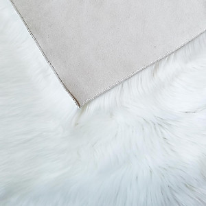 DSHXL Faux Sheepskin Fur Fuzzy Furry Rugs, 2x3 Ft Rectangle Small White Furry Rugs, Bedside Fluffy Area Rug Fur Rugs for Bedroom, Living Room, Dorm Room, Photography