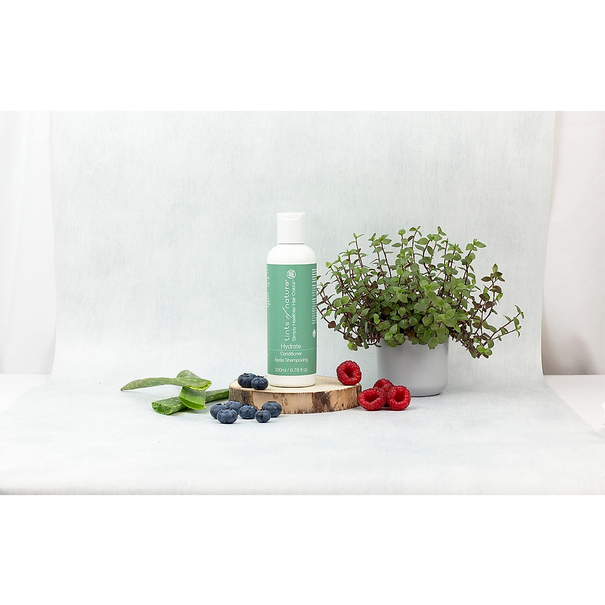 Tints of Nature Natural and Organic Hydrate Conditioner, with Chamomile and Sweet Almond Oil, 1 x 200ml