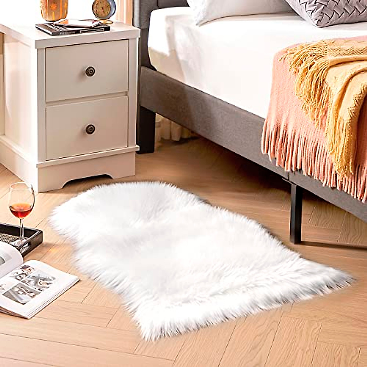 Faux Fur Rug, Fluffy Faux Sheepskin Rugs for Bedroom, White Area Rug, Faux Sheepskin Throw Rug, Fur Carpet for Living Room, Fur Chair Cover (2 x 3 ft, White)