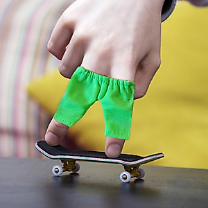 Chenfly Mini Finger Clothes for Fingerboarding - Mini Fingertip Movement Party Favors Interactive Toys for Kids Children Boys Girls - Pants T-Shirt Set for Scooter Skateboards Accessories, Green