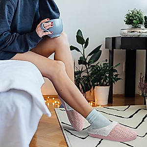 Amazon Essentials Women's Warm Cushioned Slippers for Indoor/Outdoor Pink, Size 7