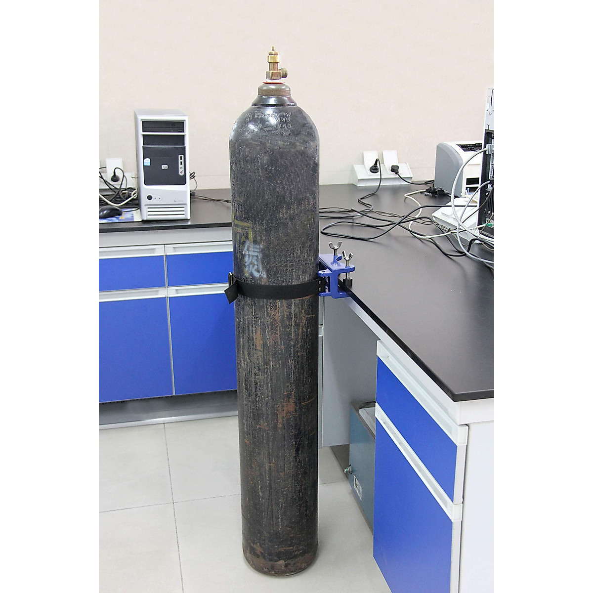 Gas Cylinder Holder Bench Mount Gas Cylinder Bracket Helium Tank Strap Mounting Bracket Reinforced Casting Steel Brackets Safety Mount Quick Fist Clamps Nitrogen Tank CO2 Cylinder Propane Tank Holder