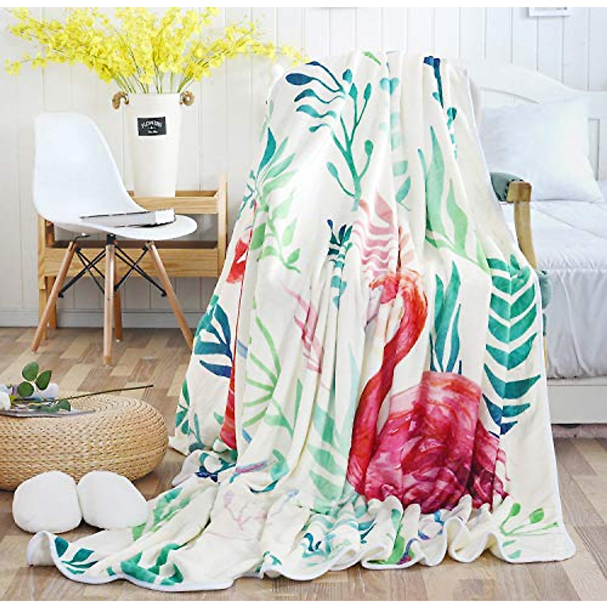 VIVILINEN Flannel Throw Blankets Flamingo Pattern Super Soft Fleece Plush Lap Blankets for Bed Couch Sofa (55"x 72", White)