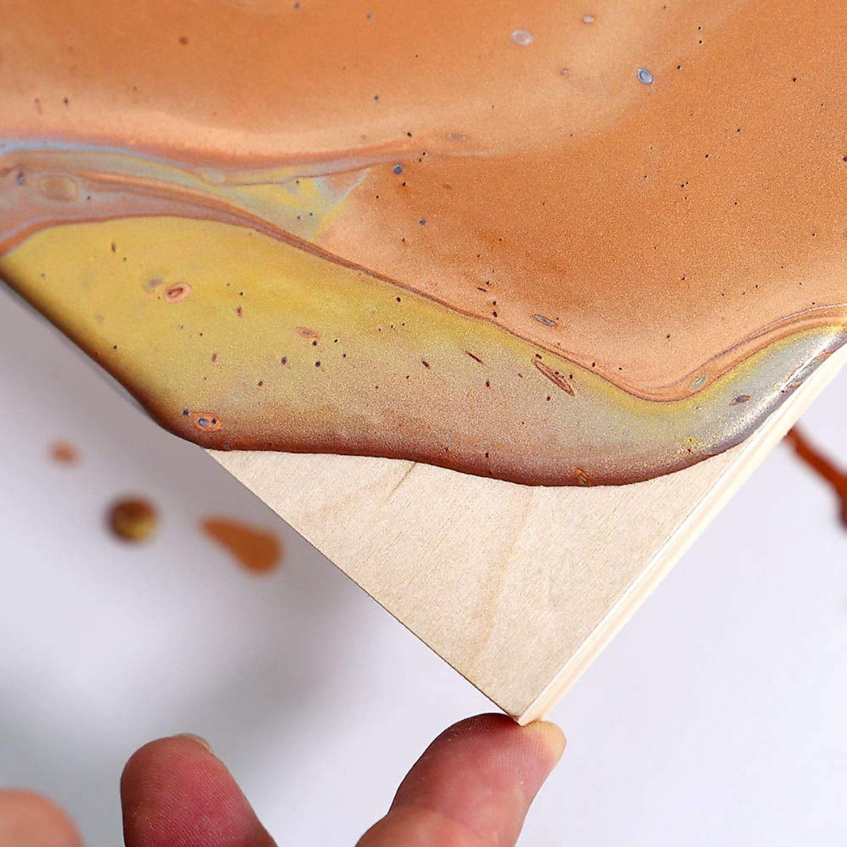 Mont Marte Premium Acrylic Pouring Paint Set, Metallic, 4 x 4oz (120ml) Bottles, Pre-mixed Acrylic Paint, Suitable for a Variety of Surfaces Including Stretched Canvas, Wood, MDF and Air Drying Clay.