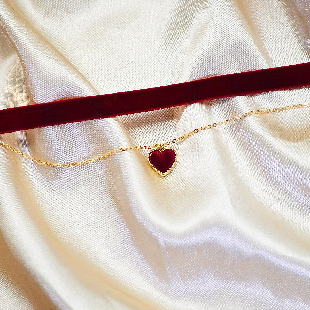 MOMOCAT Heart Necklace Adjustable Red Choker Classic Collar Necklaces for Women Velvet Goth Chocker Necklace