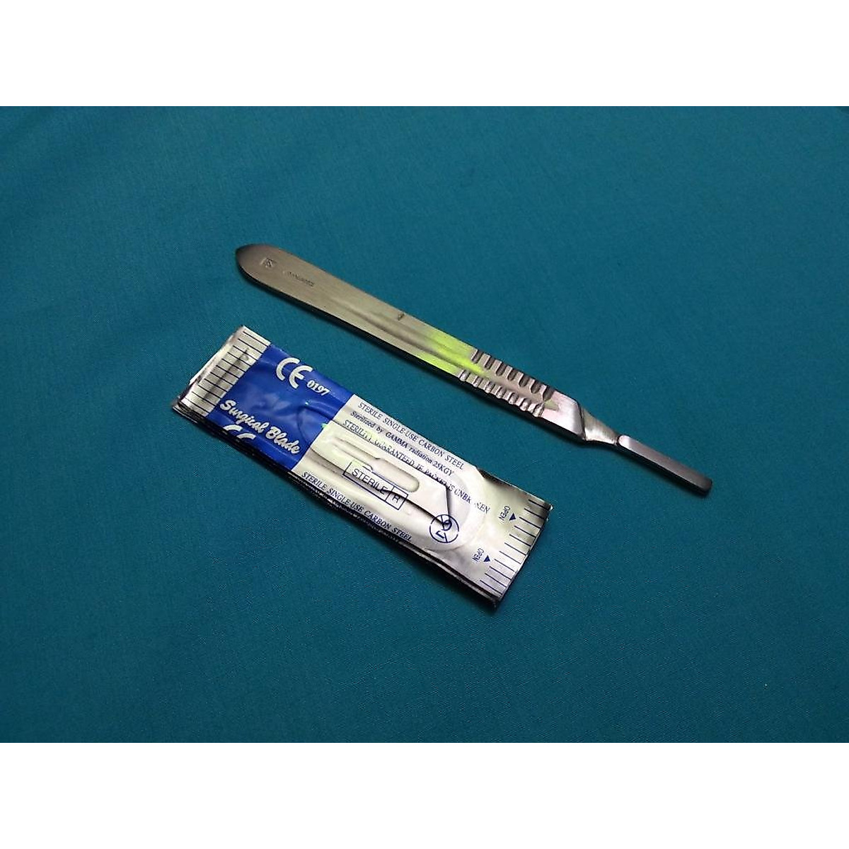 1 STAINLESS STEEL SCALPEL KNIFE HANDLE #4 WITH 20 STERILE SURGICAL SCALPEL BLADES #20 & #21 (HTI BRAND)