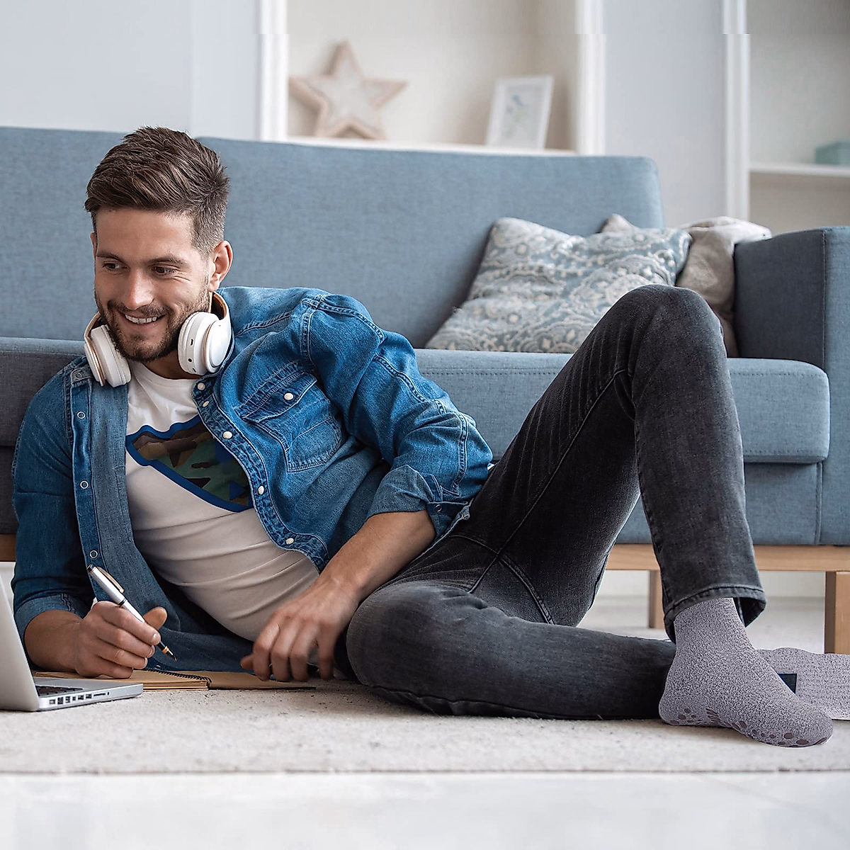 NOVAYARD 4 Pairs Non Slip Fuzzy Socks Hospital Slipper Crew Grip Cozy socks Men Women(Grey,Large)