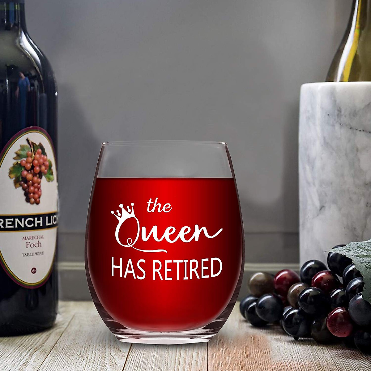 YHRJWN Retirement Gifts For Women - The Queen Has Retired Wine Glass - 15 oz Funny Stemless Wine Glass - Funny Retirement Gift for Her Mom Coworker