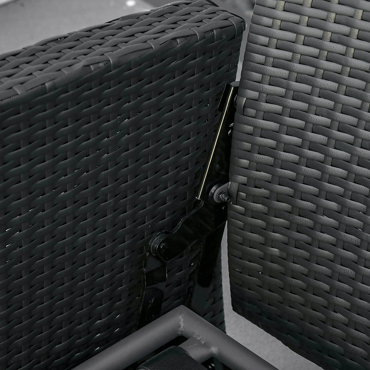 Outsunny Outdoor Wicker Swivel Recliner Chair, Reclining Backrest, Lifting Footrest, 360° Rotating Basic, Water Resistant Cushions for Patio, Light Blue