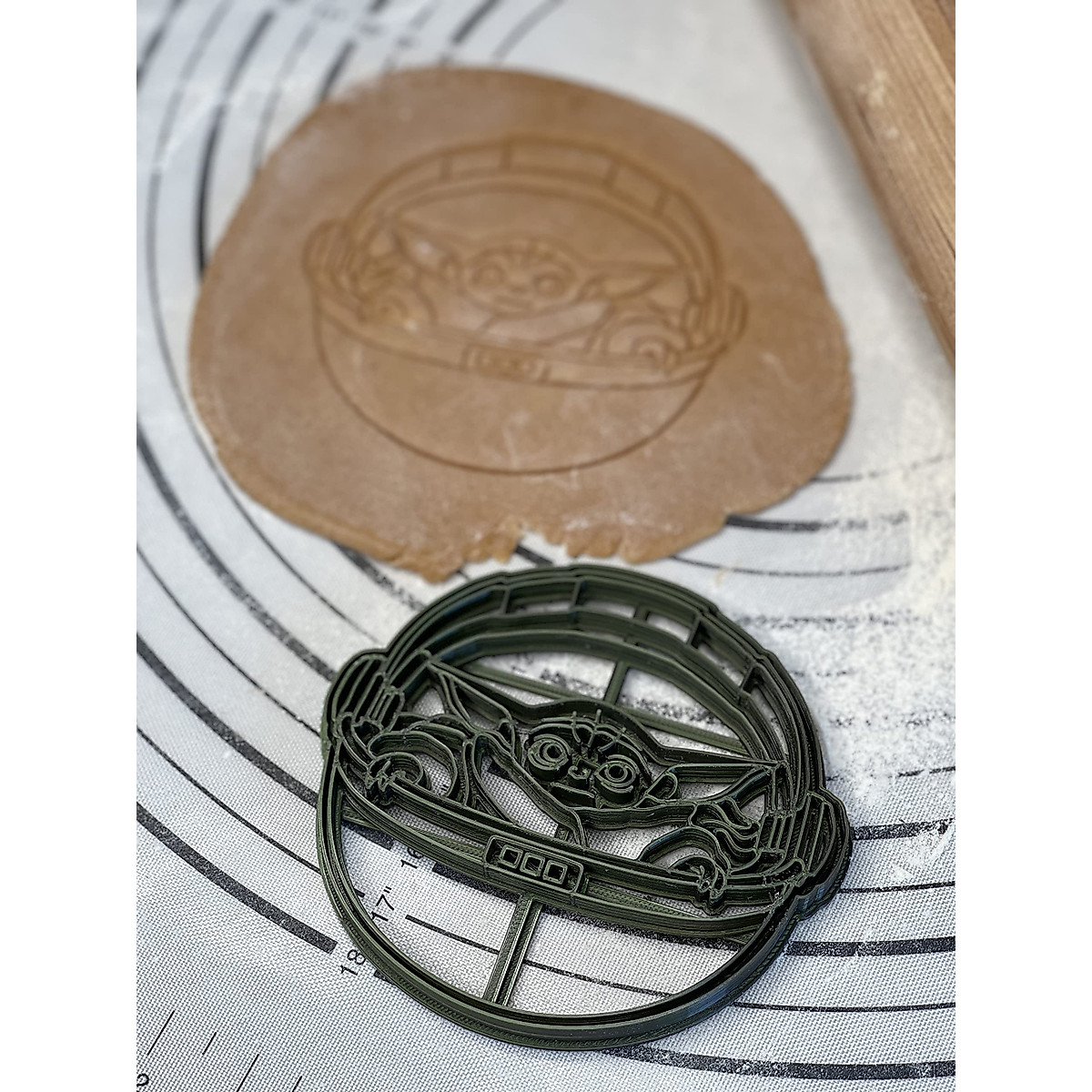 Premium Star Wars Exclusive The Mandalorian The Child in Hovering Pram Baby Yoda Grogu in a Stroller Cookie Cutter Mold 4.5-Inch-Scale Produced by 3D Kitchen Art