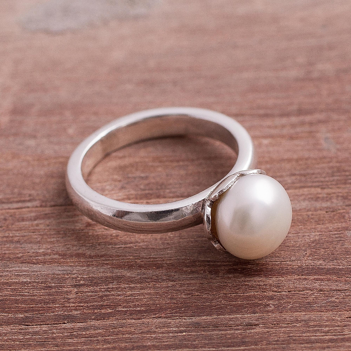 NOVICA Artisan Handmade Cultured Pearl Cocktail Ring White from Peru Sterling Silver Freshwater Single Stone Floral Birthstone [crownbezel 0.4 in L x 0.4 in W x 0.3 in H Band Width 3 mm W] ' White