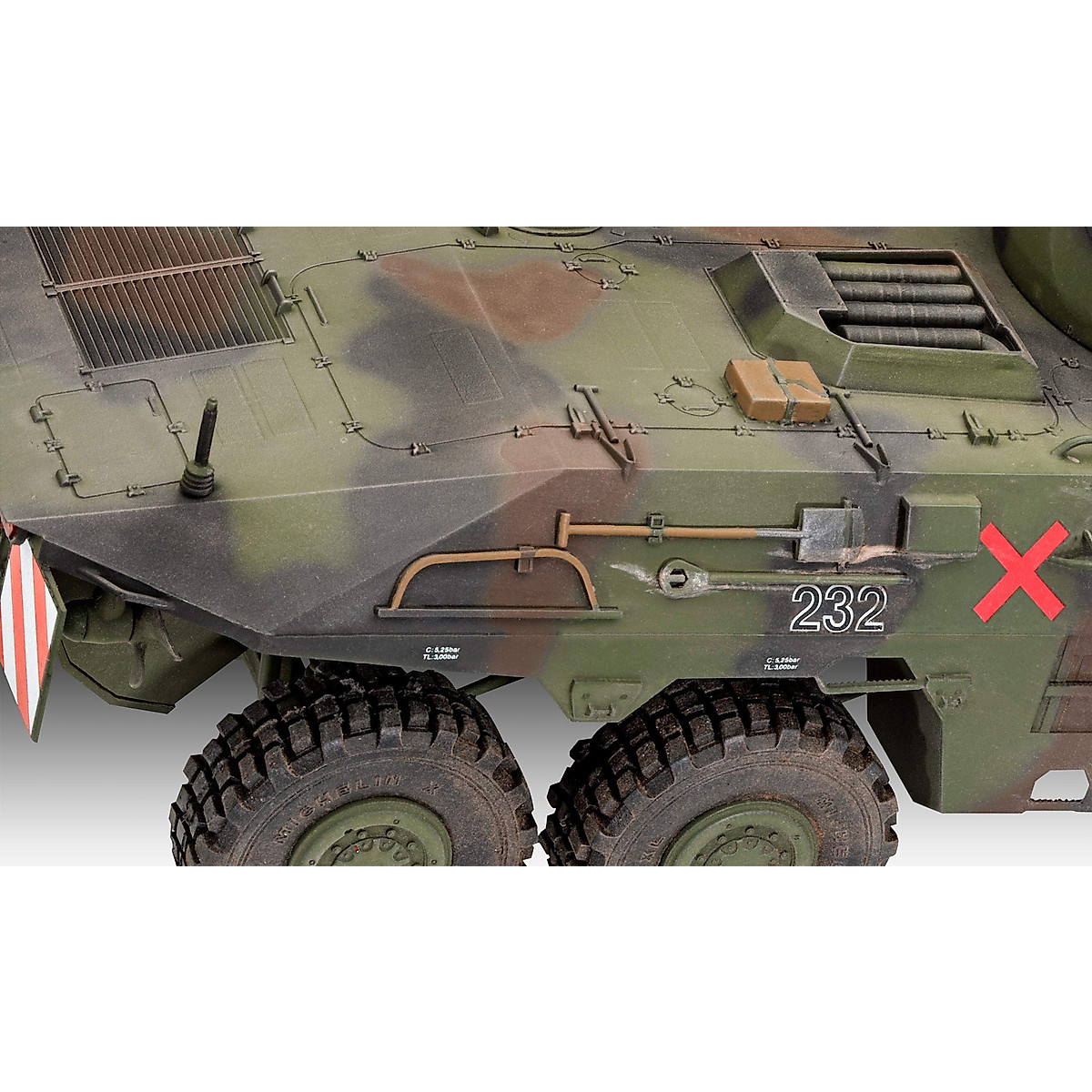 Revell RV03321 03321 SpPz2 Luchs Tank Plastic Model kit 1:32 Scale & 3D Puzzle Diorama, Unpainted