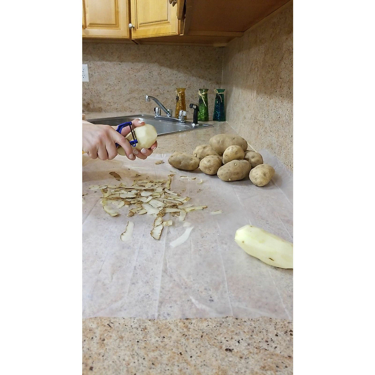 eDayDeal Disposable Counter Liners- Pack of 25 Plastic Kitchen Counter Covers for Easy Cleanup After Food Prep- Foldable, Versatile Kitchen Countertop Protectors- Top Time Savers