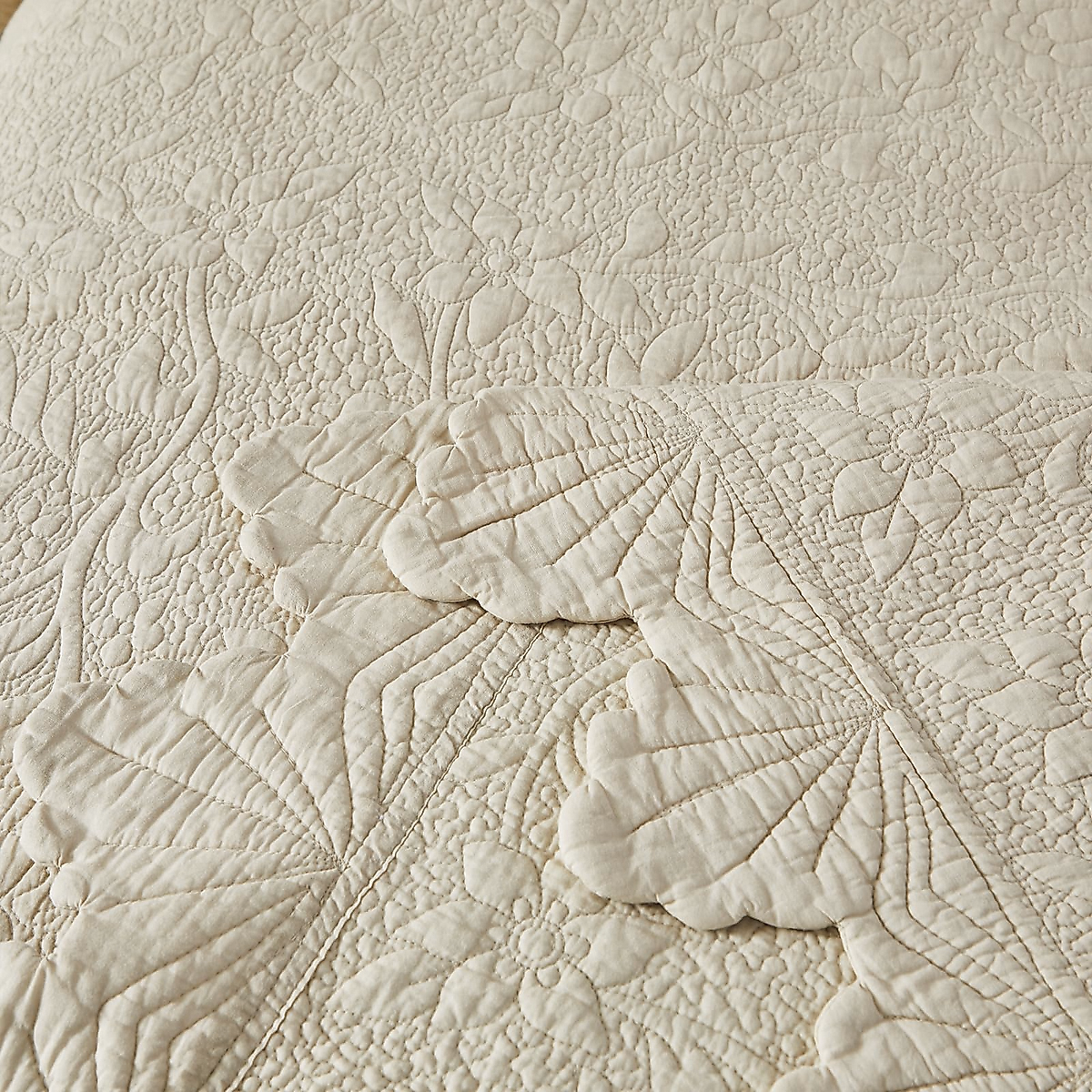 Brandream Beige Quilts Queen King Size Cotton Farmhouse Matelasse Coverlet Scalloped Edge Bedspreads Luxury Quilt Bedding Set 3-Piece 98x106