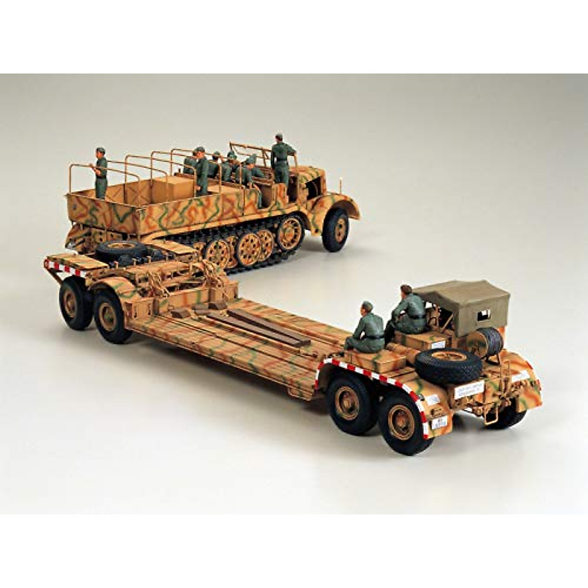 Tamiya 300035246-1:35 WWII special operations vehicle 9 Famo with low-bed trailer