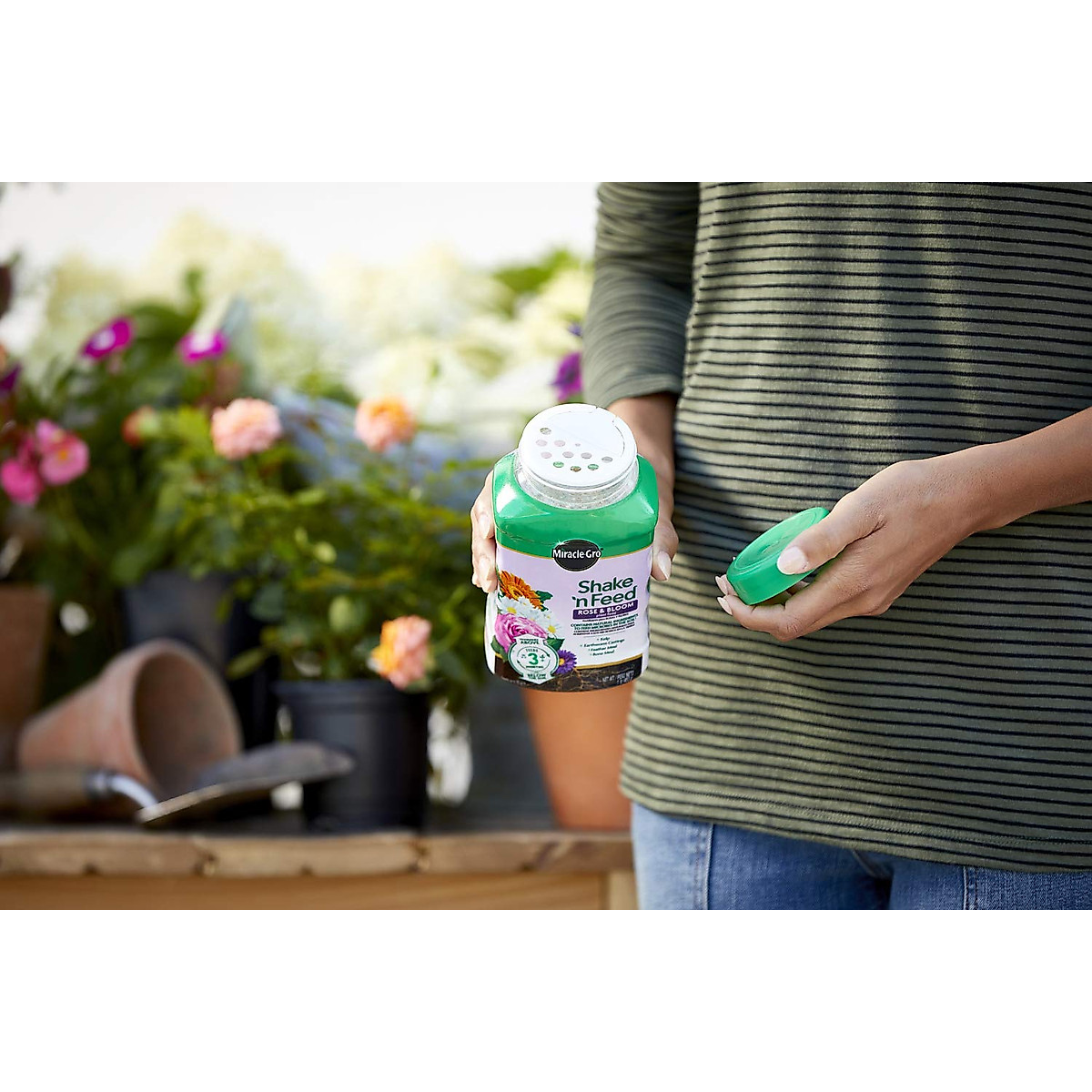 Miracle-Gro Shake 'n Feed Rose and Bloom Plant Food - Promotes More Blooms and Spectacular Colors (vs. Unfed Plants), Feeds Roses and Flowering Plants for up to 3 Months, 1 lb.