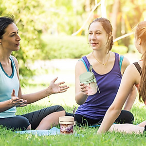 LANDNEOO 2 Pack Overnight Oats Containers with Lids and Spoons, 16 oz Glass Mason Jars for Overnight Oats, Large Capacity Airtight Jars for Milk, Cereal, Fruit (Beige+Green)