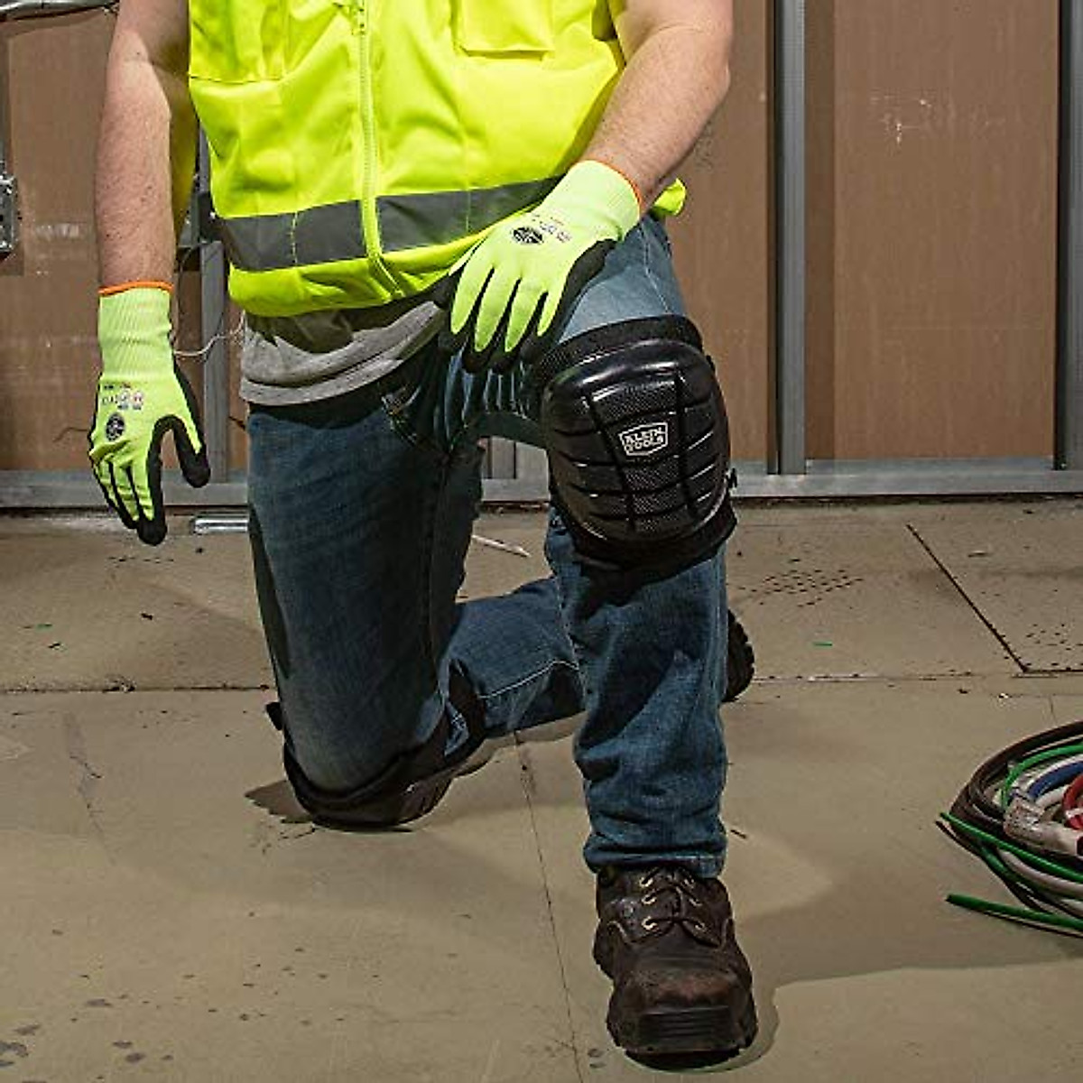 Klein Tools 60184 Knee Pads, Lightweight Gel Knee Pads with Slip Resistant Rubber Caps and Adjustable Straps, Great for Construction, Black