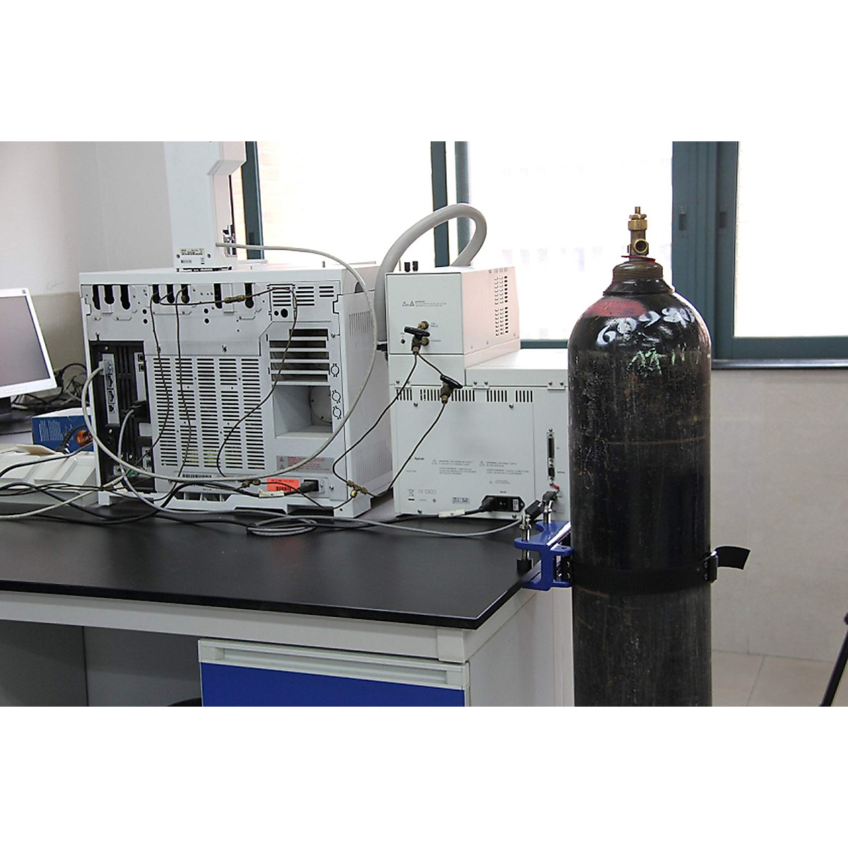 Gas Cylinder Holder Bench Mount Gas Cylinder Bracket Helium Tank Strap Mounting Bracket Reinforced Casting Steel Brackets Safety Mount Quick Fist Clamps Nitrogen Tank CO2 Cylinder Propane Tank Holder